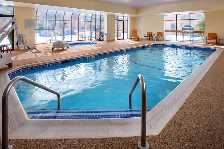 Massachusetts Stay! Indoor Pool, Pets Allowed! - Franklin, MA