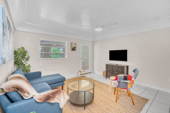 Charming & Clean 2/1 Haven In Dania Beach - Dania Beach, FL