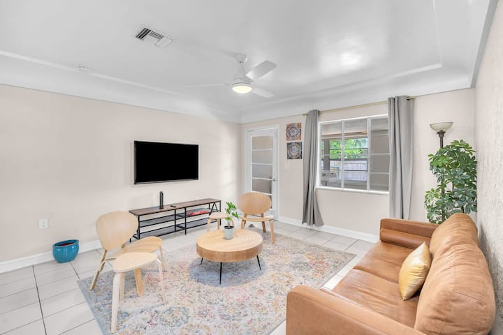 Delightful 2/1 Getaway In Central Dania Beach - Dania Beach
