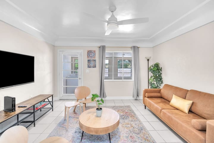 Delightful 2/1 Getaway In Central Dania Beach - Dania Beach, FL