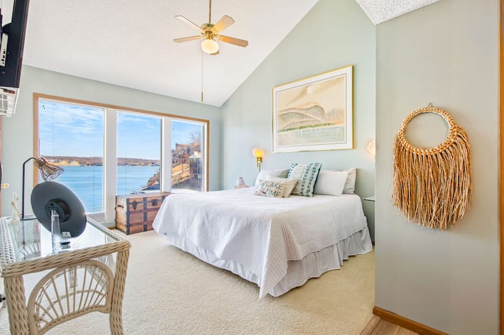 Poolside Condo With Amazing Lake Views & Design - Osage Beach, MO