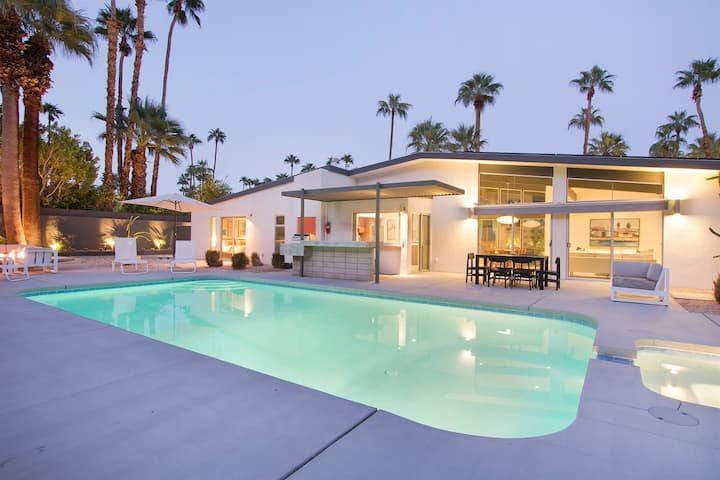 Hollywood History Views Saltwater Pool & Spa - Palm Springs, CA