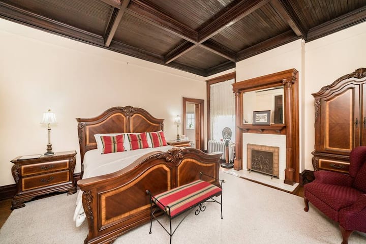 One Of These Nights | 2 Room | King Bed | Sleeps 2 - Lynchburg