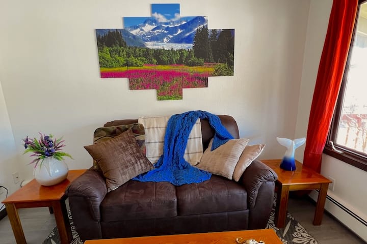 The Boat House - Waterfront With Tour Discounts - Moose Lake, Juneau