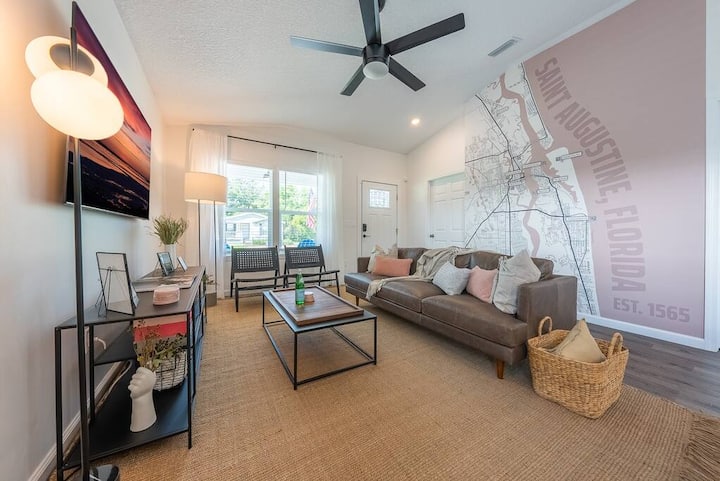 Luxury Bungalow In Sta. Pet Friendly! - St. Augustine, FL