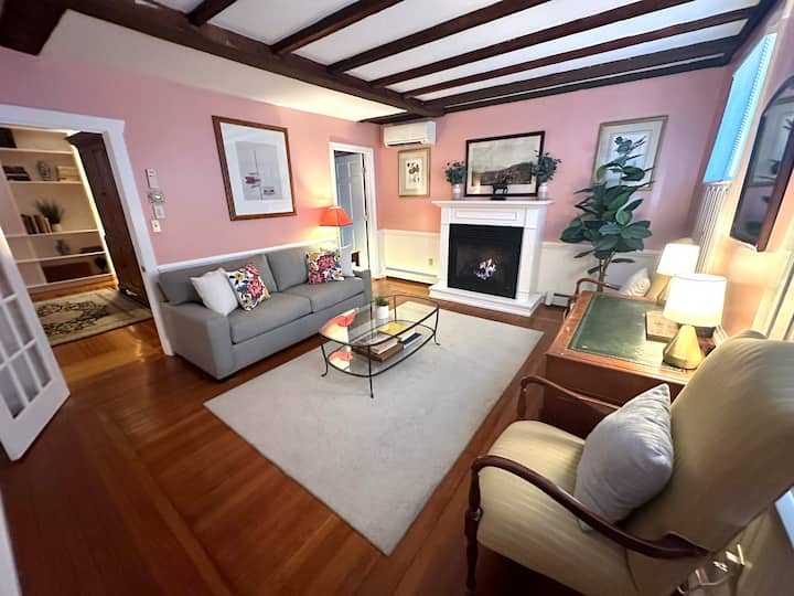 Exposed Beam One Bedroom Suite Downtown Newport - Newport, RI