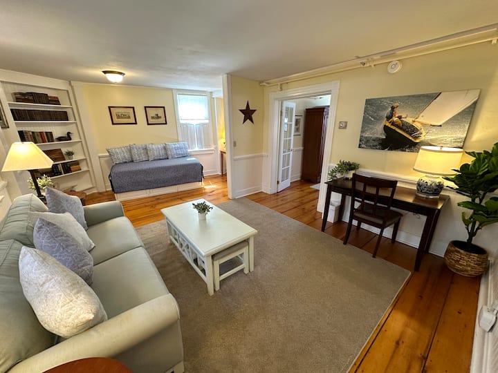 Spacious Three Room Suite Downtown Newport - Newport, RI