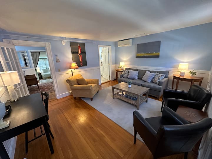 Large & Unique Two Bedroom Apartment Downtown - 뉴포트