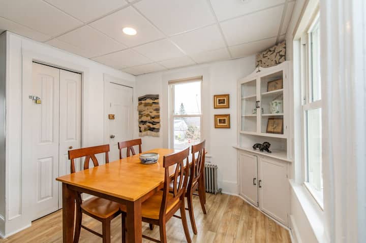 3bed Apt 5 Mins From I89, Park And Public Pool! - Burlington, VT