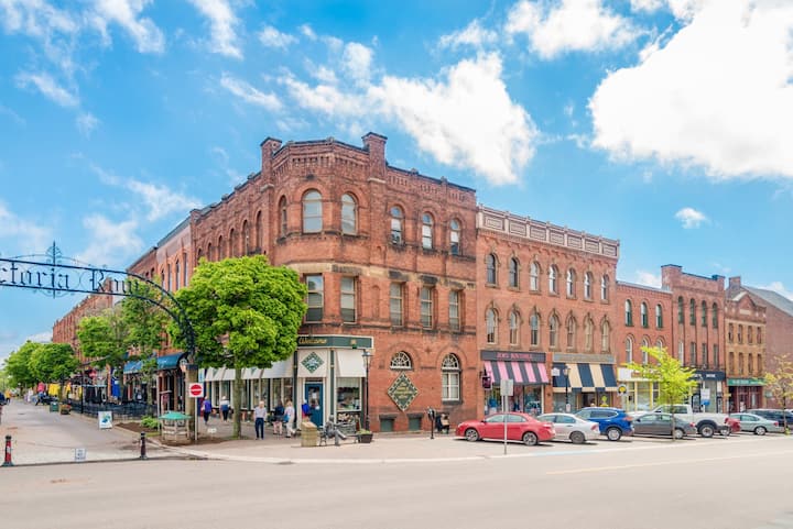86b King Bed - Downtown - Walk Everywhere - Charlottetown