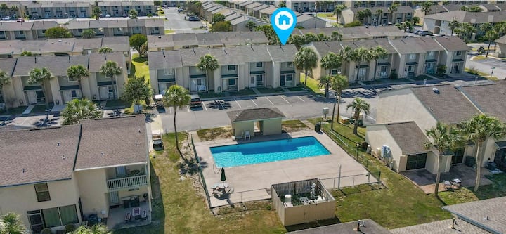 "Sassy Seahorse" - Sleeps 7, Short Walk To Beach! - Panama City Beach, FL