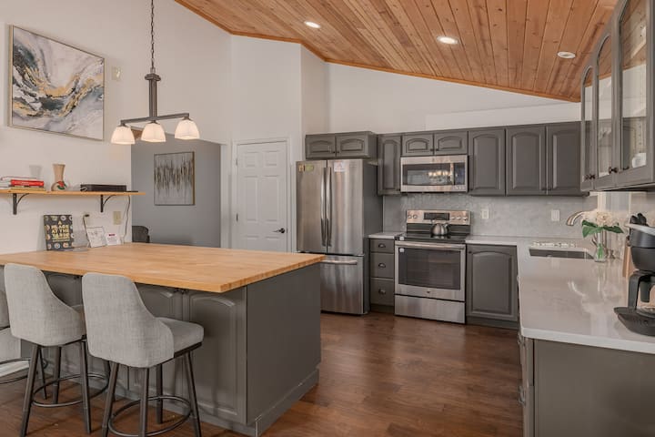 Spacious 3 Bedroom Home | Sleeps 12 - Anchorage, AK