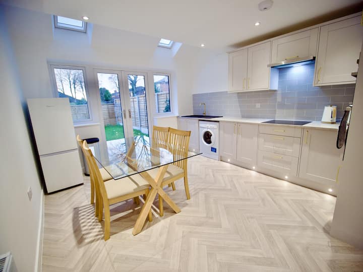 Maison-de Luxe-salle De Bain Privée Séparée-vue Su - Bury