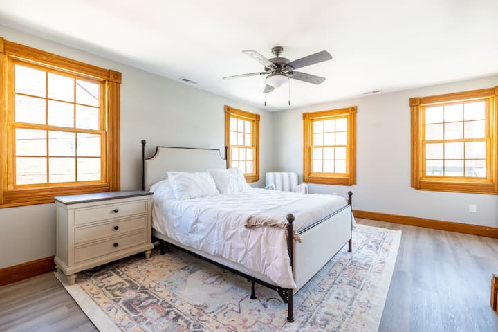 Johann's On Schiller - 4 Bed / 2 Bath - Hermann, MO