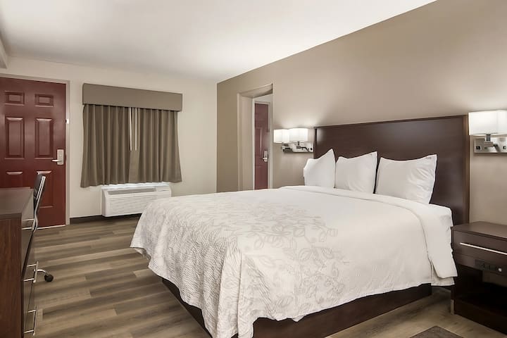 Family-friendly! Unit W/ Kitchenette, Free Parking - Erie, PA