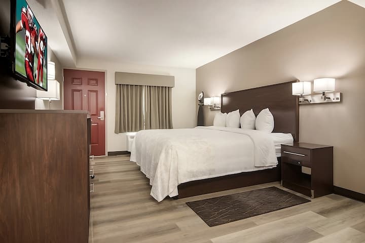 Close To Erie Zoo! Free Parking, Pets Allowed! - Erie, PA