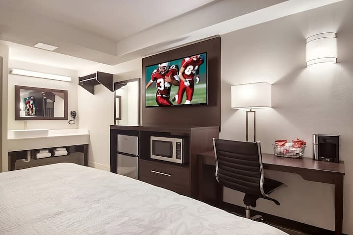 5-minute Walk To Union Station! Pets Allowed! - Erie, PA