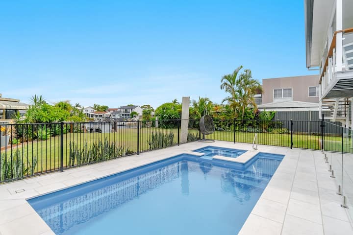 Sunset Waters | Waterfront With Pool - Maclean