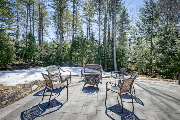 Stunning Wells Home W/ Fire Pit & Porch! - Sanford, ME