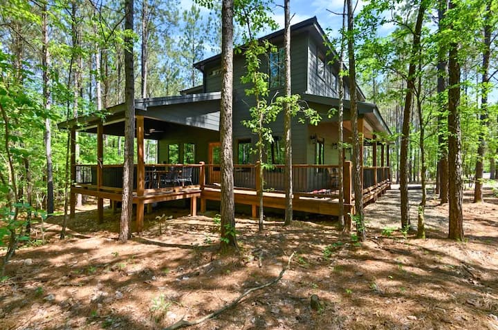 Forest Hideaway | Hot Tub, Fire Pit & Game Loft - Broken Bow, OK