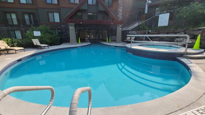 Mountain Retreat - Sleeps 8, Heated Pool & Hot Tub - Canmore