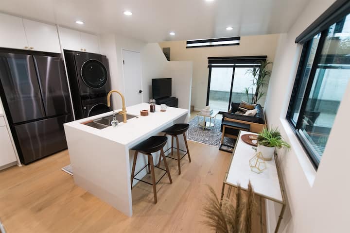 5 Min Walk To Apple Campus & 15 Min Walk Dt Culver - Culver City, CA