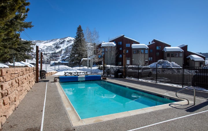 Walk To Gondolas! & Heated Pool + Hot Tubs - Steamboat Springs
