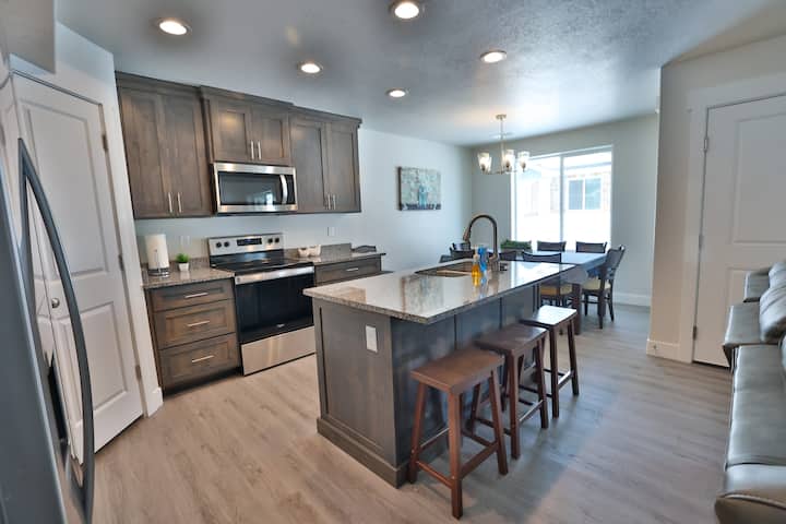 225 - Bear Lake Escapes. Beautiful & Brand New! - Garden City, UT