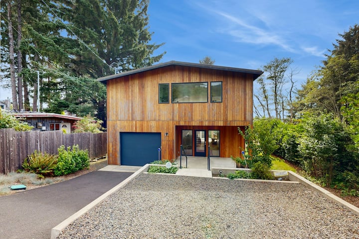 Quiet, Modern Home With Beautiful Views - Cove Beach, OR