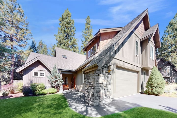Stunning 3br | Hot Tub | Fireplace | Deck - Sunriver, OR