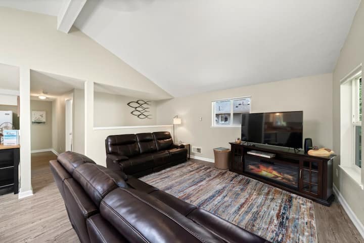 Catch & Relax | Pet-friendly Hot Tub Retreat - Rockaway Beach, OR