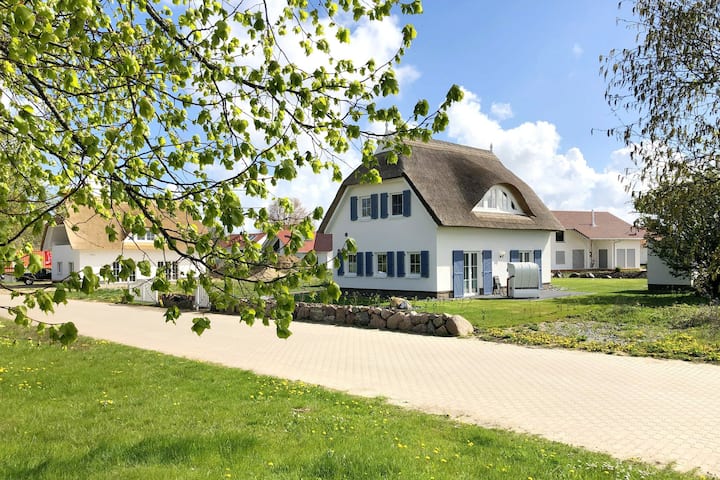 Villa Morgensünn Haus: Sauna, Terrasse, Garten - Schaprode