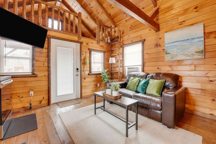 Pet-friendly Lakeview Cabin Near Wineries & Spire - Geneva-on-the-Lake, OH
