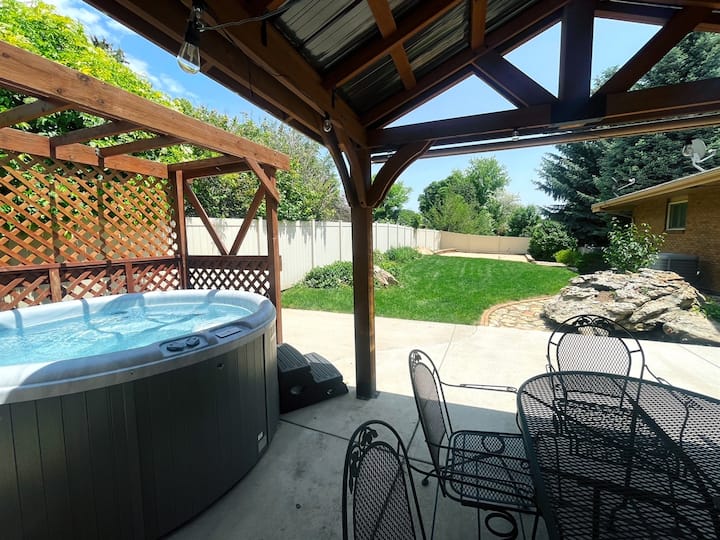 Canyon Hot Tub Retreat - Loveland, CO