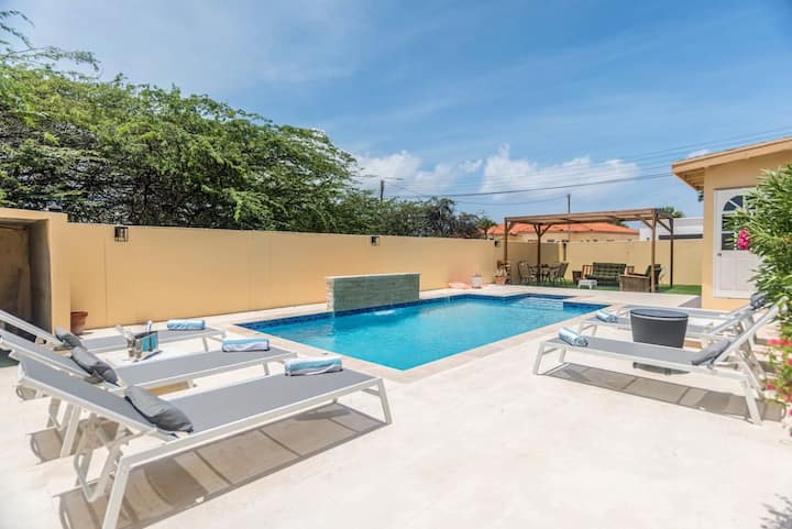 Serene Villa With Patio, Pool & Stylish Bedrooms - Aruba