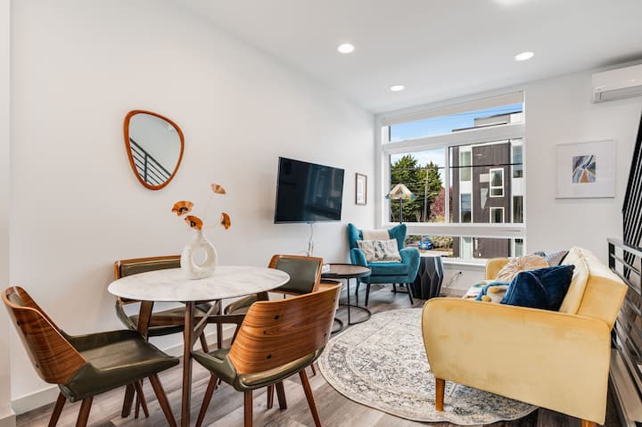 Chic Townhome Steps From Woodland Zoo W/ Parking! - Seattle