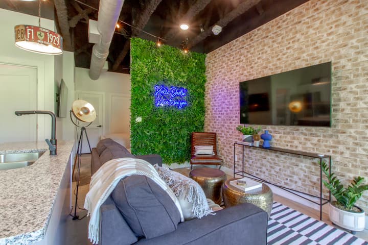 Trendy Urban Studio | Modern Design | Cozy & Chic - Nashville, TN