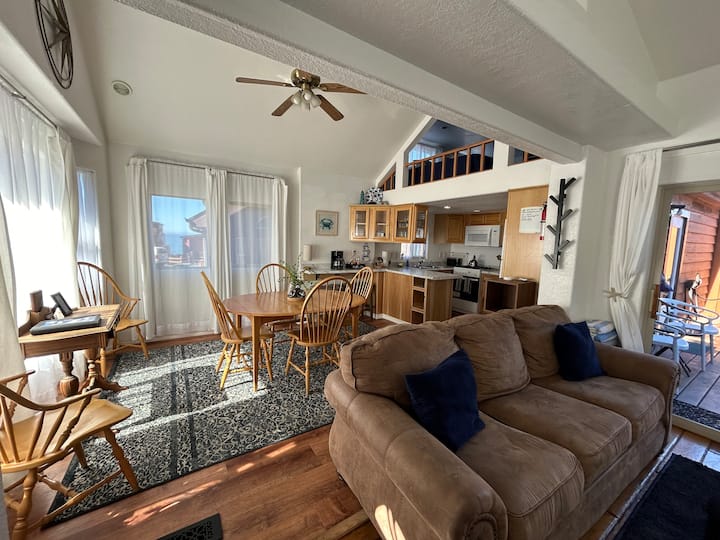 Modern Ocean Cabin 27  Stylish Kitchen & Jacuzzi - Smith River, CA