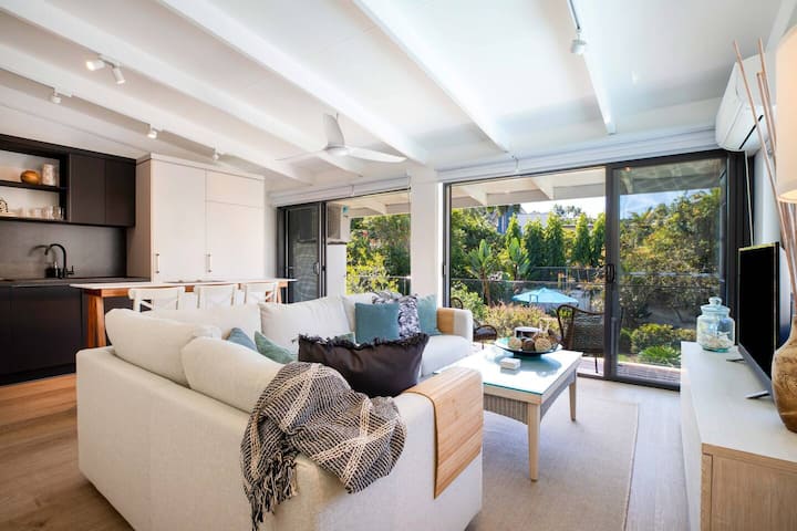 Beach Retreat Chic: Poolside On The Esplanade - Australia