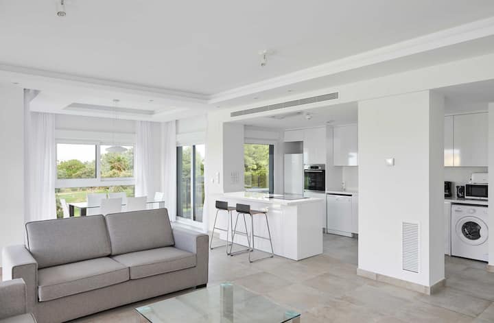 Leafy By On Travel - Oliva