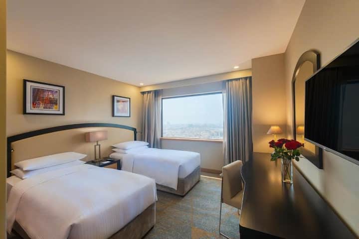 Three Bedroom Apartment Near Gold Souk - Dubai