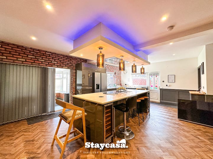 Beautiful Detached Villa - Jacuzzi Bath - Parking - Manchester