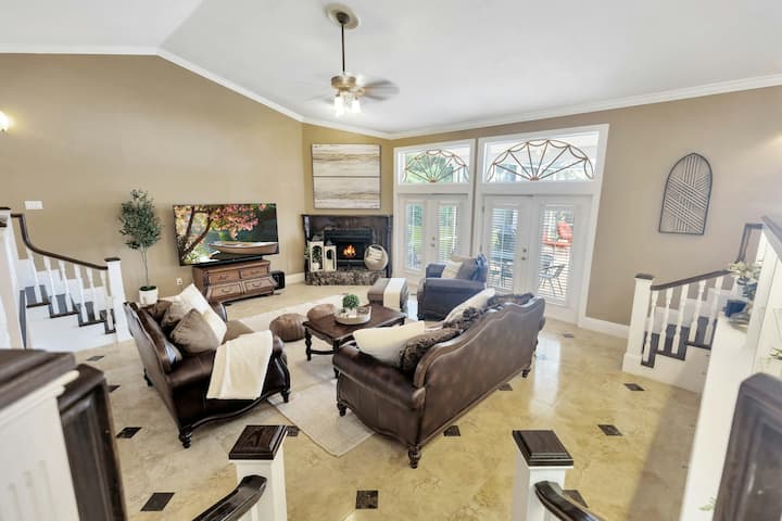 Luxury Lakehouse W/ Pool, Hot Tub-near Legoland - Winter Haven, FL