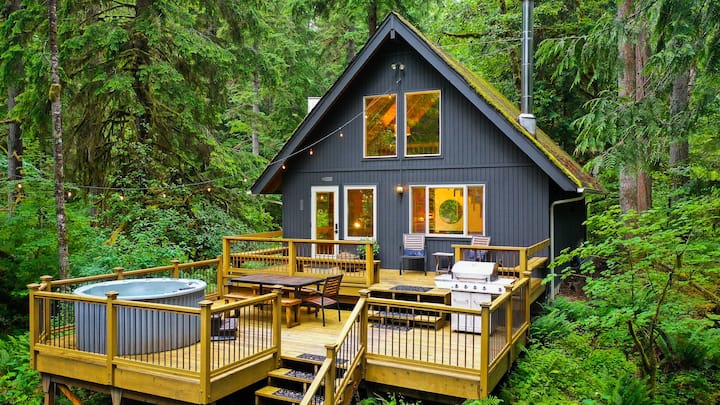 Mt Bakers Couples Cabin Escape -Hot Tub & Romance - Glacier, WA