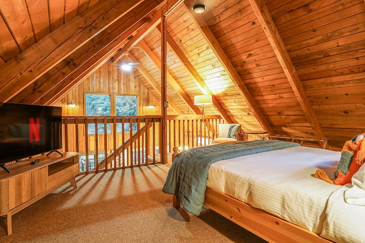 Mt Bakers Couples Cabin Escape -Hot Tub & Romance - Glacier, WA