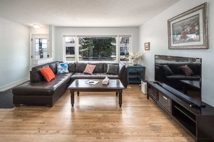 E@home Entire House 5br2ba&central By Chinook Mall - Calgary