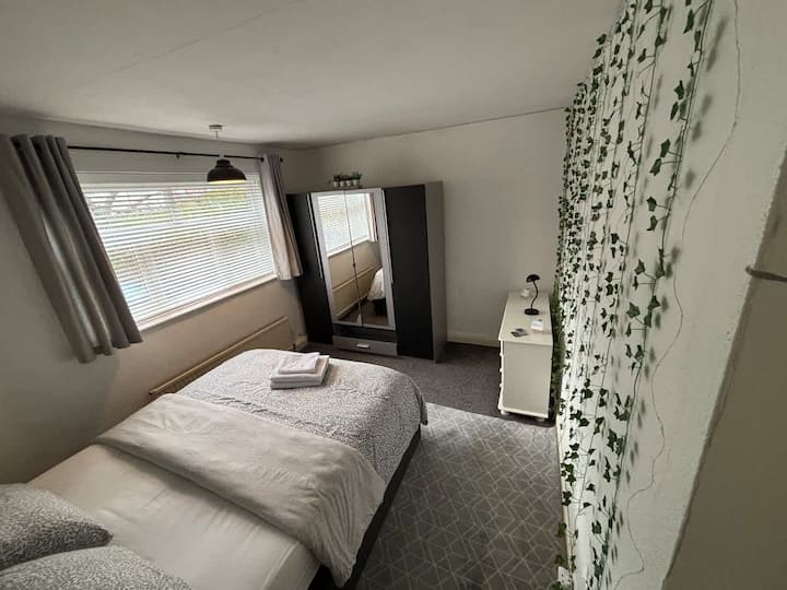 Spacious & Comfortable Flat | Near Airport & City - Altrincham