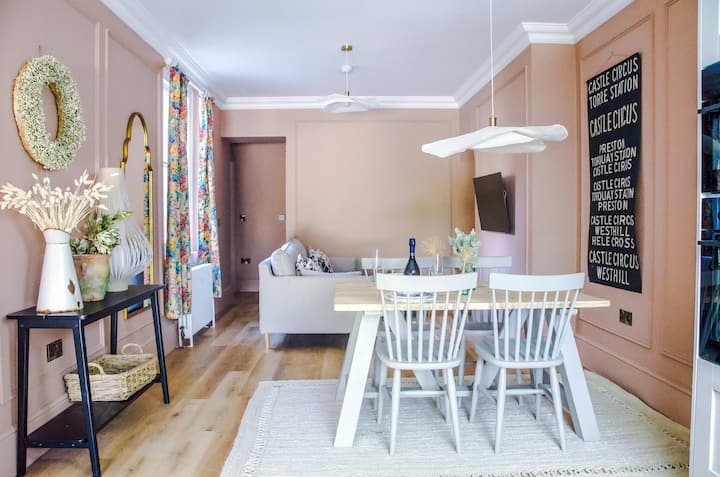 Railway House (Free Gated Parking) - Platform 1 - York, UK