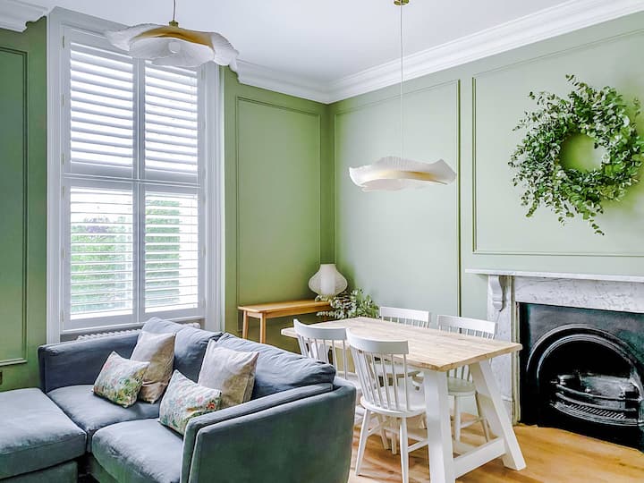 Railway House (Gated Parking) - Platform 5 - York, UK