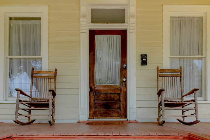 Wrap-around-porch & Pet-friendly- Cozy Uptown Home - Columbus, GA